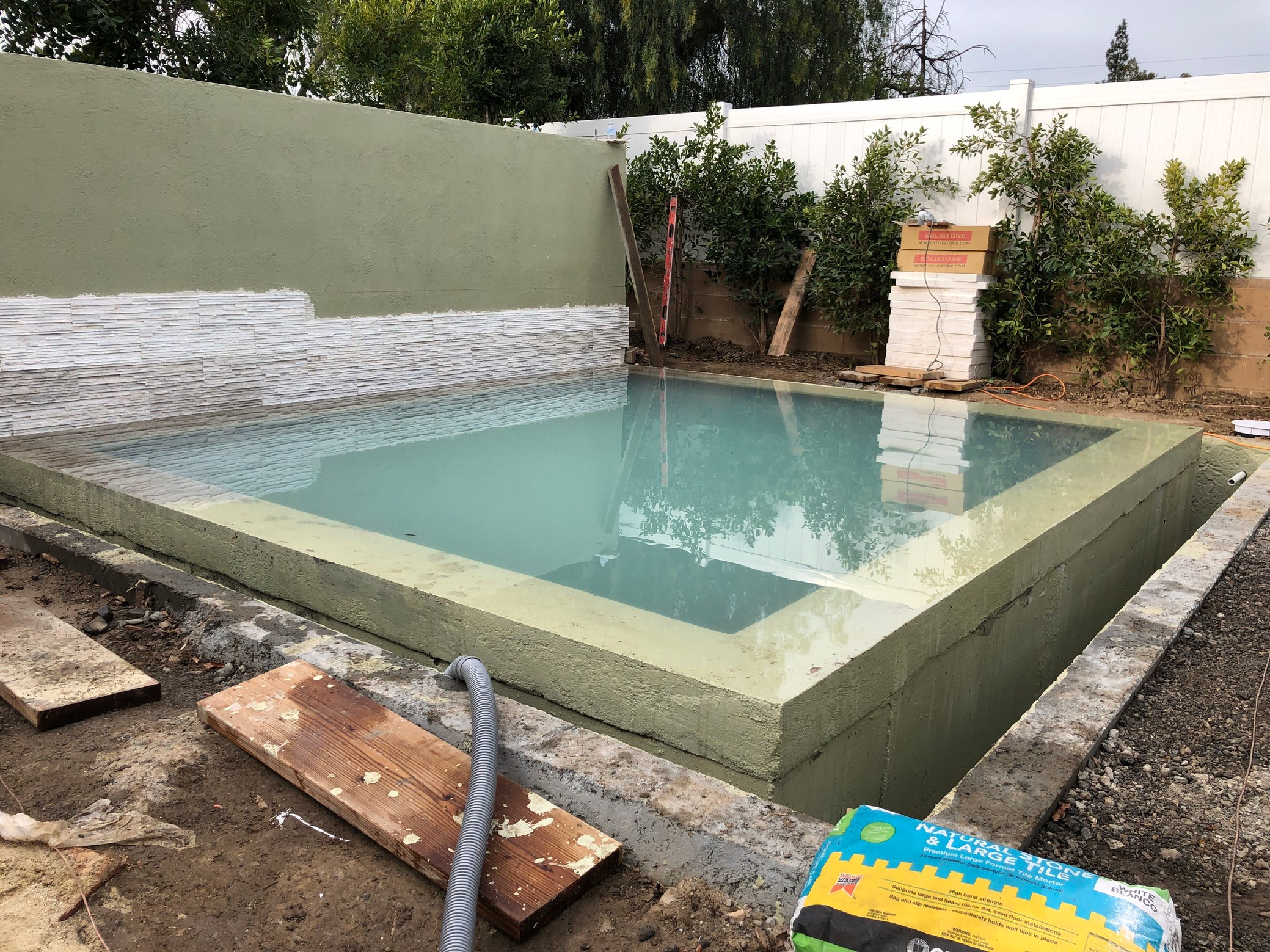 Perimeter Overflow Pool: How It Works, Materials & Mistakes to Avoid