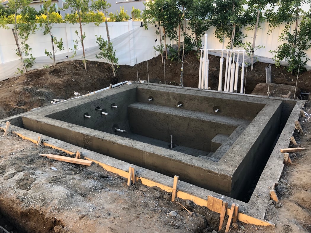 Perimeter Overflow Pool: How It Works, Materials & Mistakes to Avoid